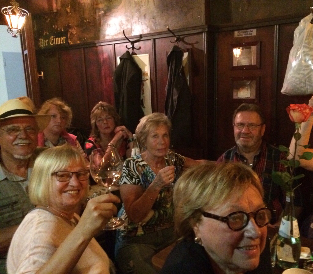 Wieder-Eröffnung mit neuen Chefs: Der „Eimer“ ist wieder da | MEIN ...